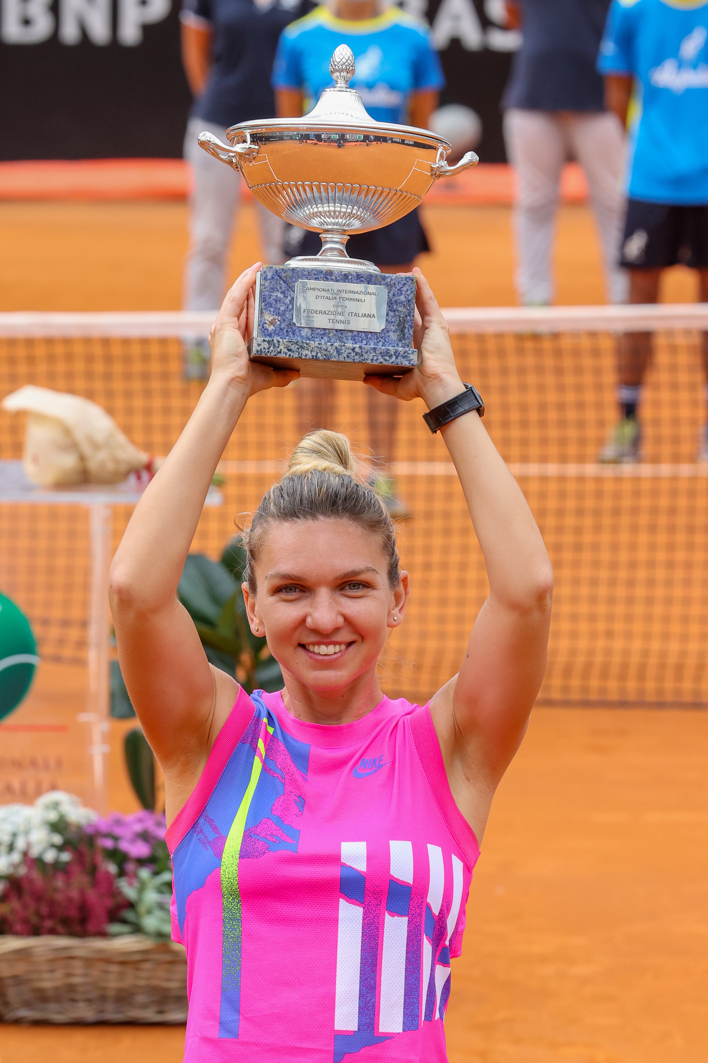 Halep regina di Roma: Pliskova si ritira per infortunio