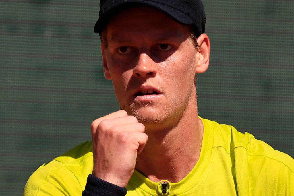 Sinner il duro si salva da campione: quarti a Monte-Carlo