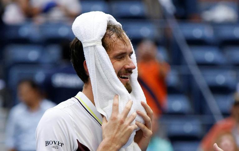 Medvedev vince il derby rovente: "Un giorno un giocatore ci resterà secco"